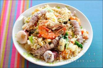 ข้าวผัดรวมมิตรทะเล ทะเลมีคลื่น จึงหนีลงมาในข้าวผัด